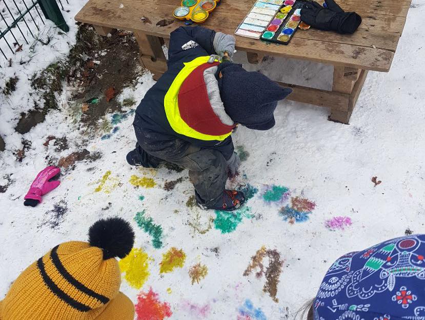 Wir malen den Schnee bunt! - Wald- und Naturkindergarten Meckenheim e.V.
